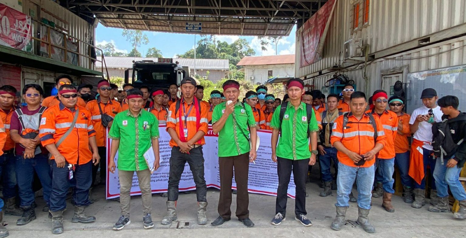 Ratusan Karyawan Lokal Gelar Aksi di Kantor PT HPU - Media tipikor